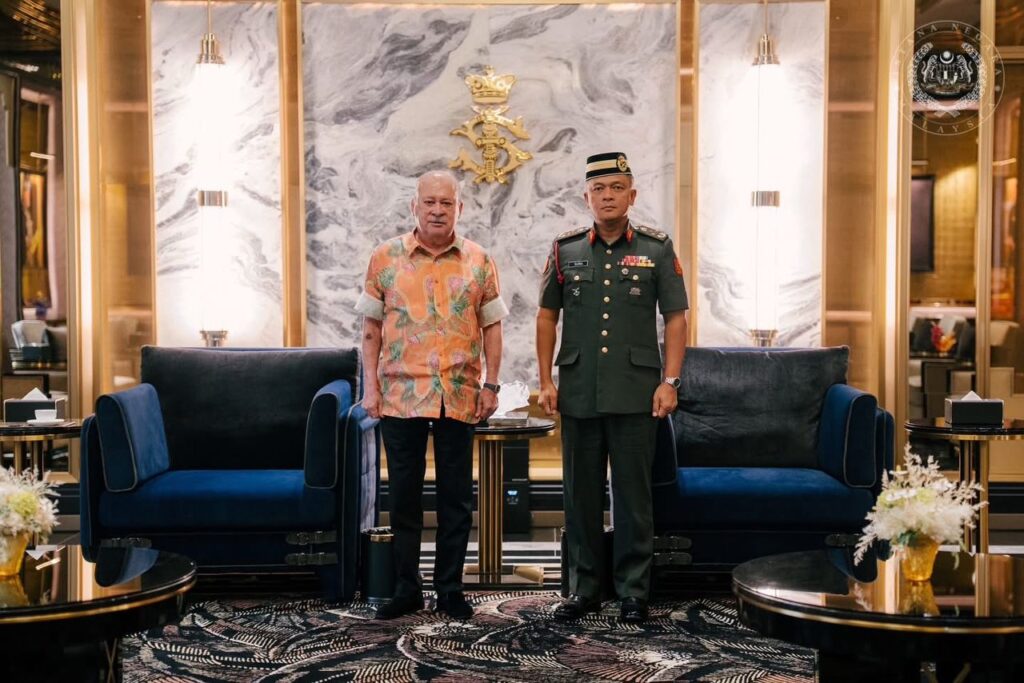 Agong kurnia darjah kebesaran, bintang dan pingat kepada 54 individu ...