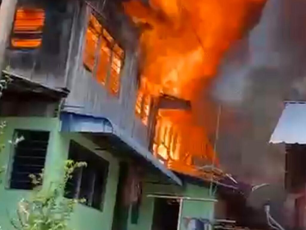 [VIDEO] Api marak sambar 11 rumah, penduduk lari laung 'Allahuakbar ...