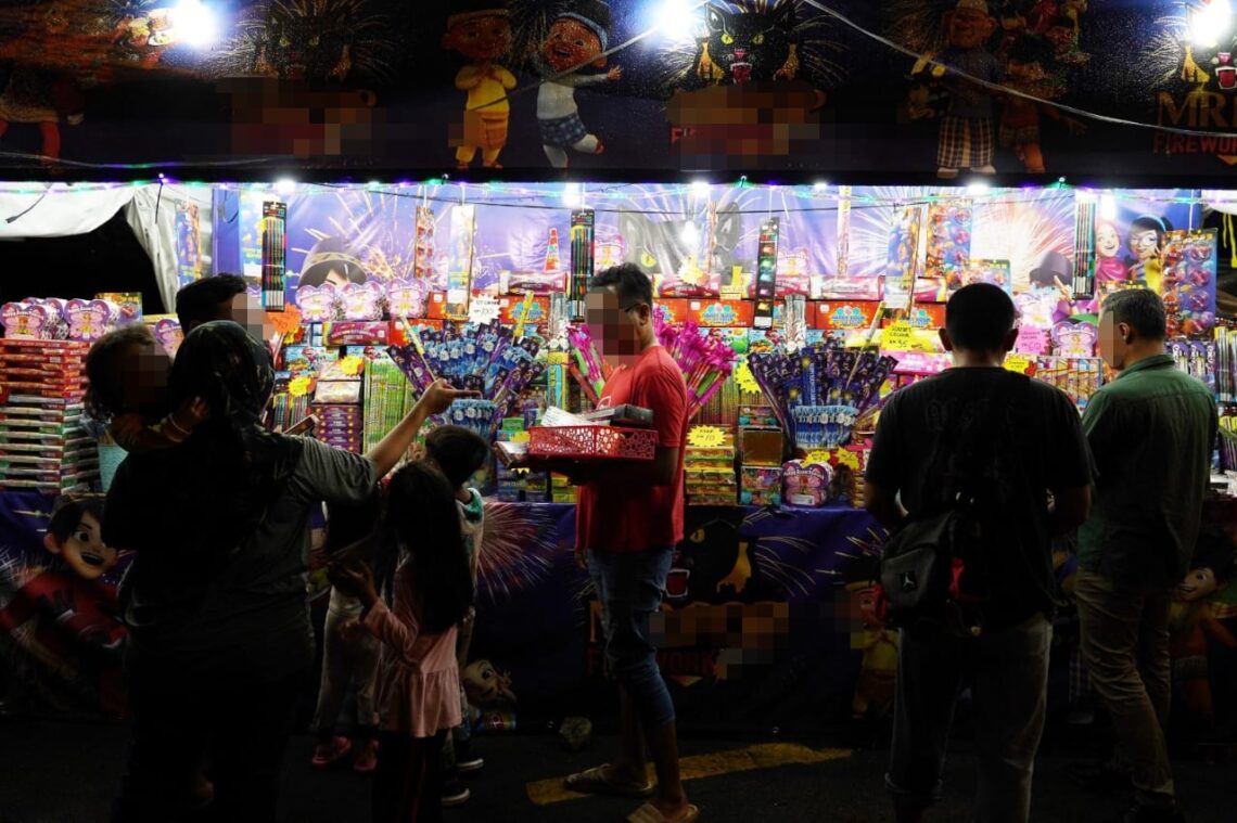 'Bakar' duit RM1 bilion main mercun raya - Kosmo Digital