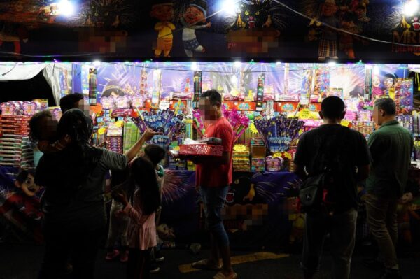 'Bakar' duit RM1 bilion main mercun raya - Kosmo Digital