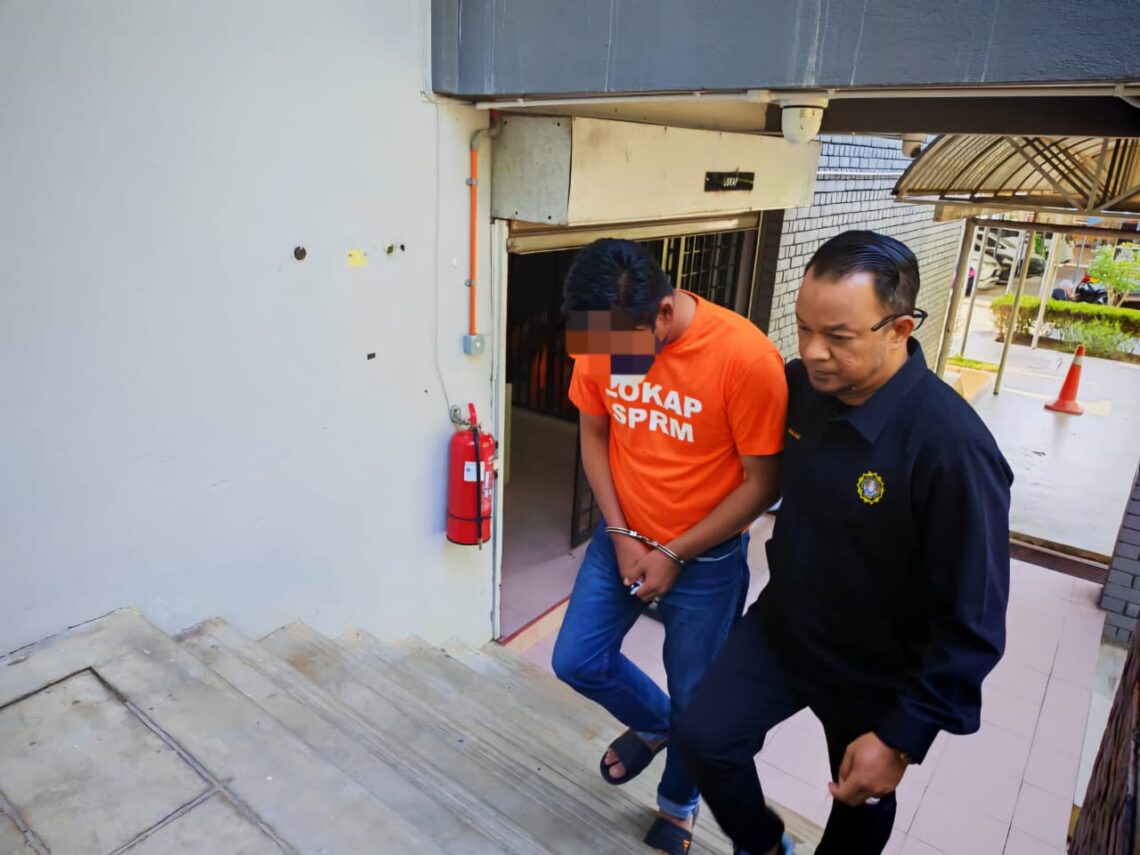 SPRM tahan anggota trafik disyaki terima rasuah RM30,000 - Kosmo Digital