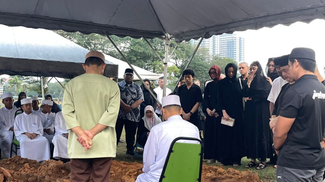 Jenazah seniwati Maria Menado selamat dikebumikan - Kosmo Digital