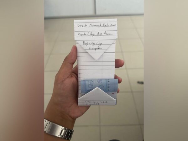 Murid selit wang di nota sebab cikgu belum gaji - Kosmo Digital