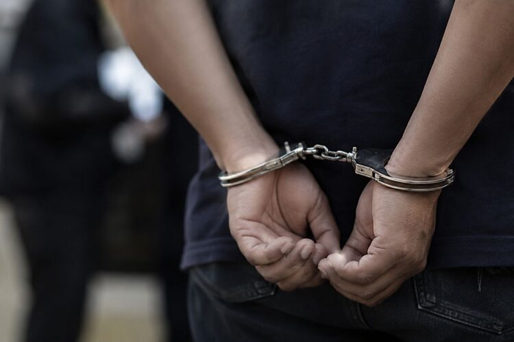 Polis lepaskan tembakan tahan 3 suspek - Kosmo Digital
