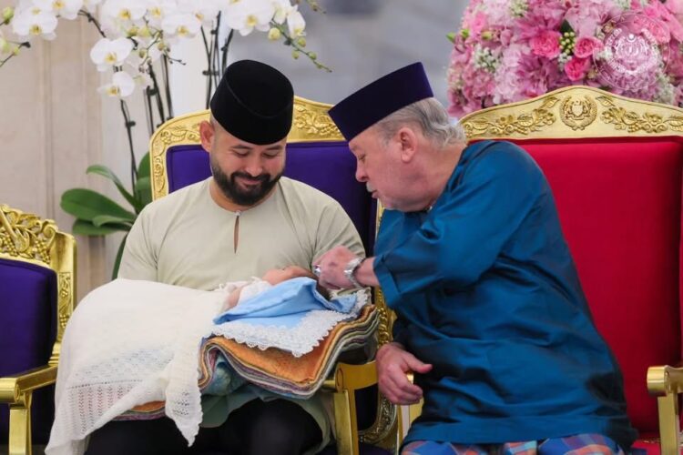 Agong, Raja Permaisuri berangkat Majlis Berandam Surai cucunda - Kosmo ...