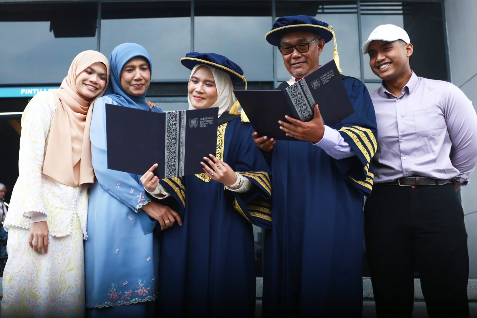Bapa, anak kongsi pentas PhD UiTM - Kosmo Digital