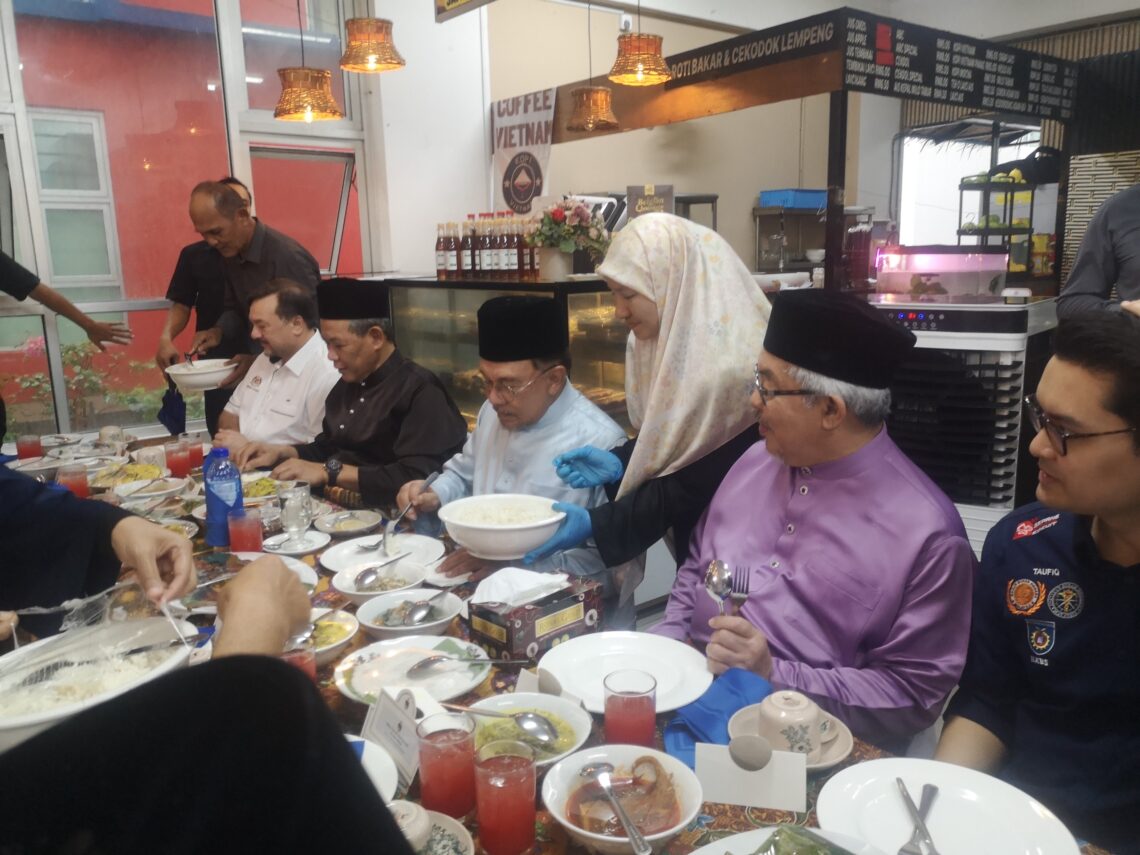 PMX nikmati daging salai, kuih lopang - Kosmo Digital