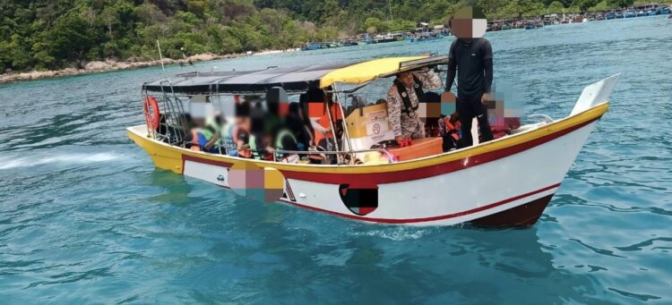 Beroperasi tanpa lesen, APMM tahan dua bot padat pelancong - Kosmo Digital
