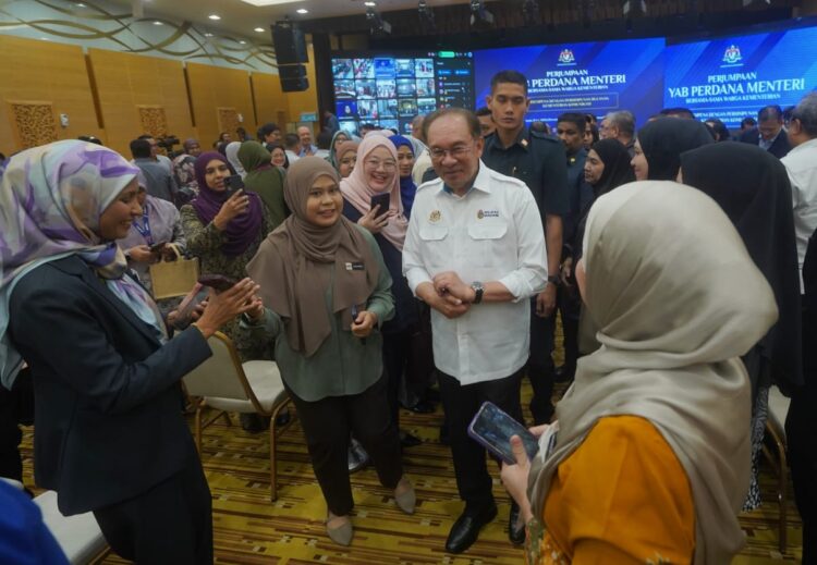Tindakan segera banteras peniaga haram, salah guna visa - Anwar - Kosmo ...