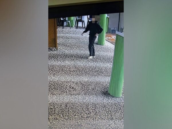 Kelibat lelaki tinggal bayi dalam surau dirakam CCTV - Kosmo Digital