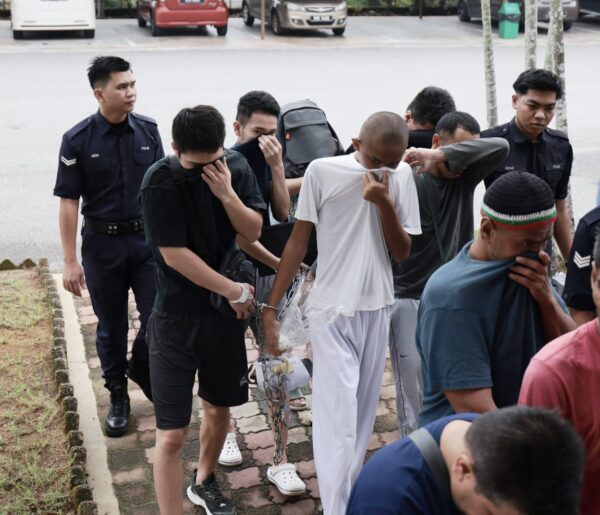 Prosiding tangguh, tertuduh phone scam mohon jurubahasa Jepun - Kosmo ...