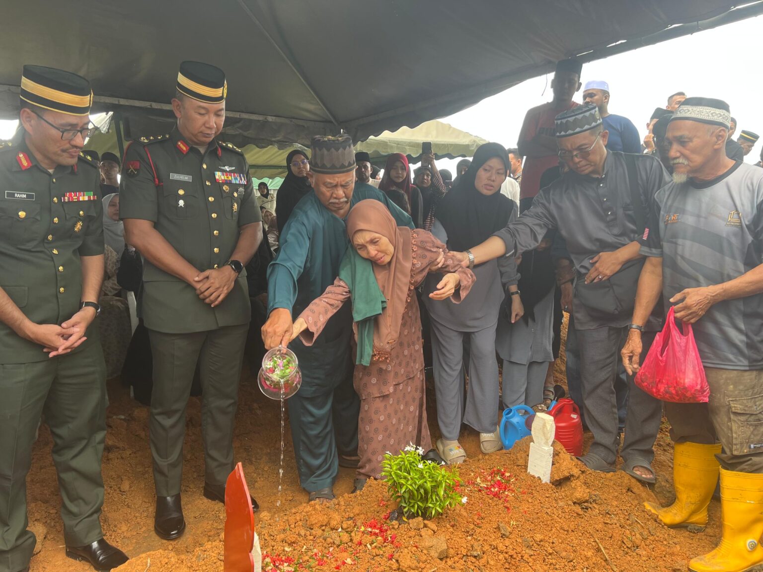 'Siti Khadijah satu-satunya anak yang masuk tentera' - Kosmo Digital